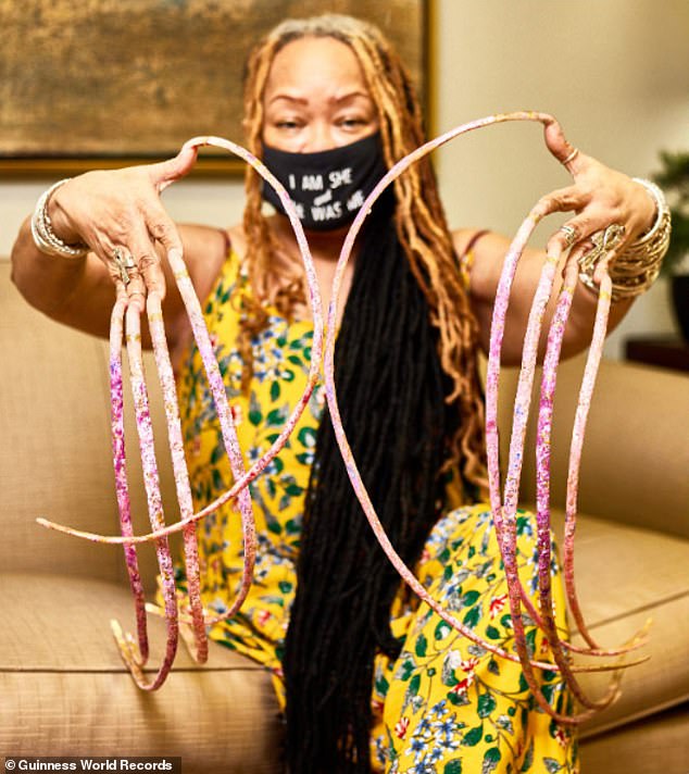 Woman Who Hasn’t Cut Her World-Record Nails in 30 Years Decides To Make ...